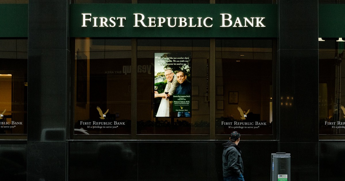 Cổ phiếu First Republic Bank giảm mạnh 50% trong ngày 25/4 và giảm hơn ...