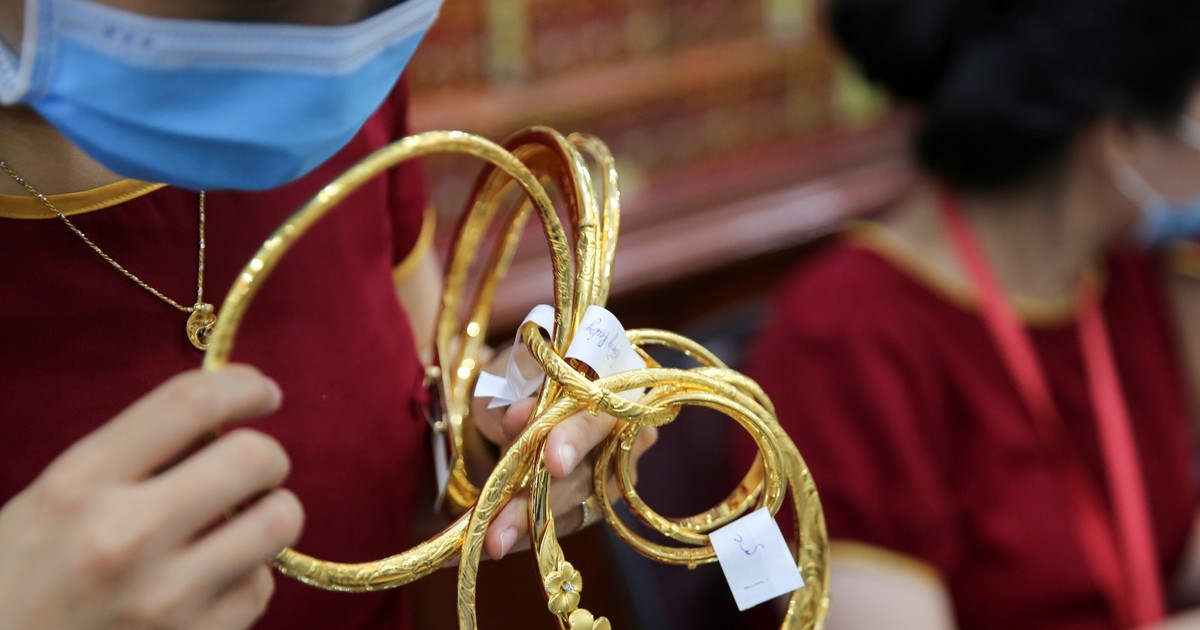 Giá vàng hôm nay ngày 15/4: Bỏ xa vàng nhẫn, giá vàng SJC lên sát mốc ...