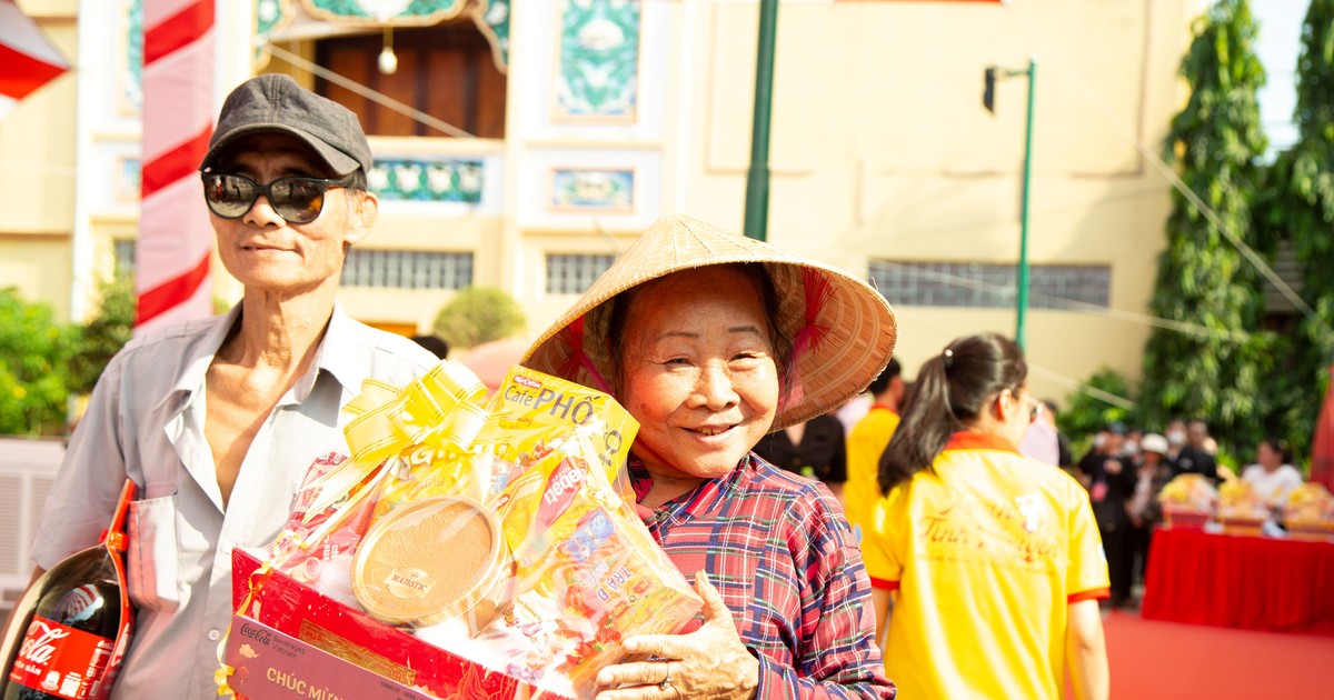 Coca-Cola trao tặng 2.450 phần quà với tổng giá trị hơn 1,4 tỷ cho ...