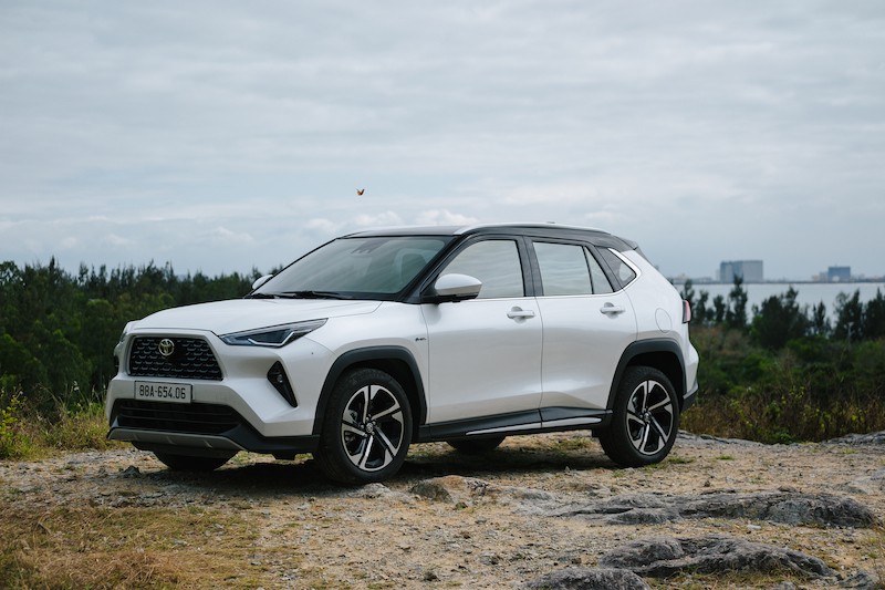 Triệu hồi để kiểm tra lớp keo lót kính nóc toàn cảnh xe Yaris Cross HEV ...